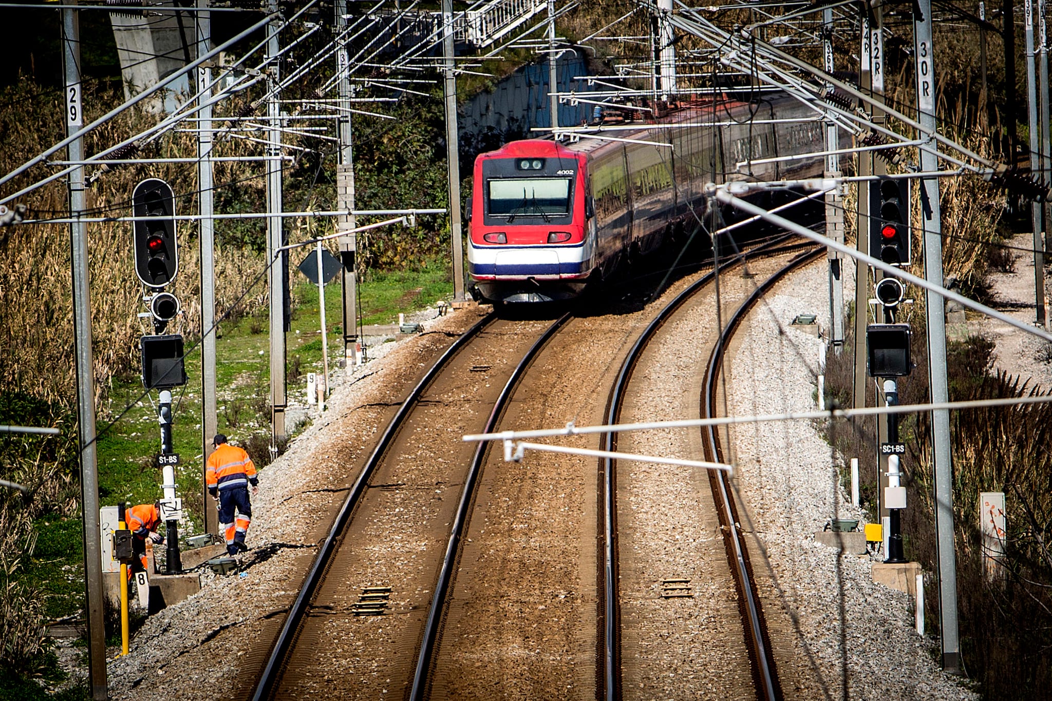 Transportes. Viajar de comboio é mais rápido, mas de autocarro paga-se ...