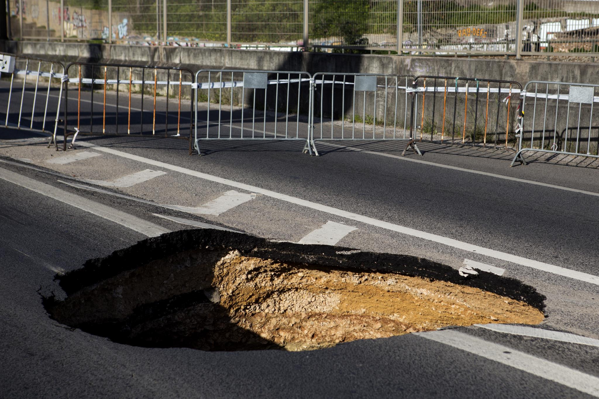 Lisboa. Buraco tapado e trânsito reaberto na Avenida de Ceuta, em Lisboa
