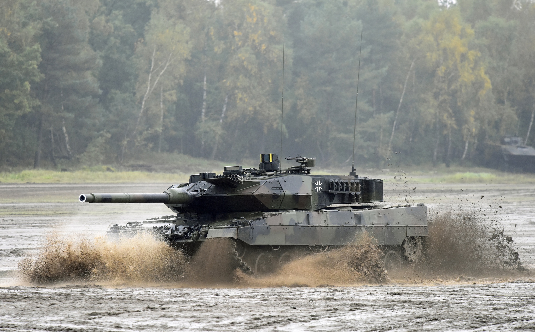 Espanha planeia primeiro envio de quatro a seis tanques Leopard para a ...