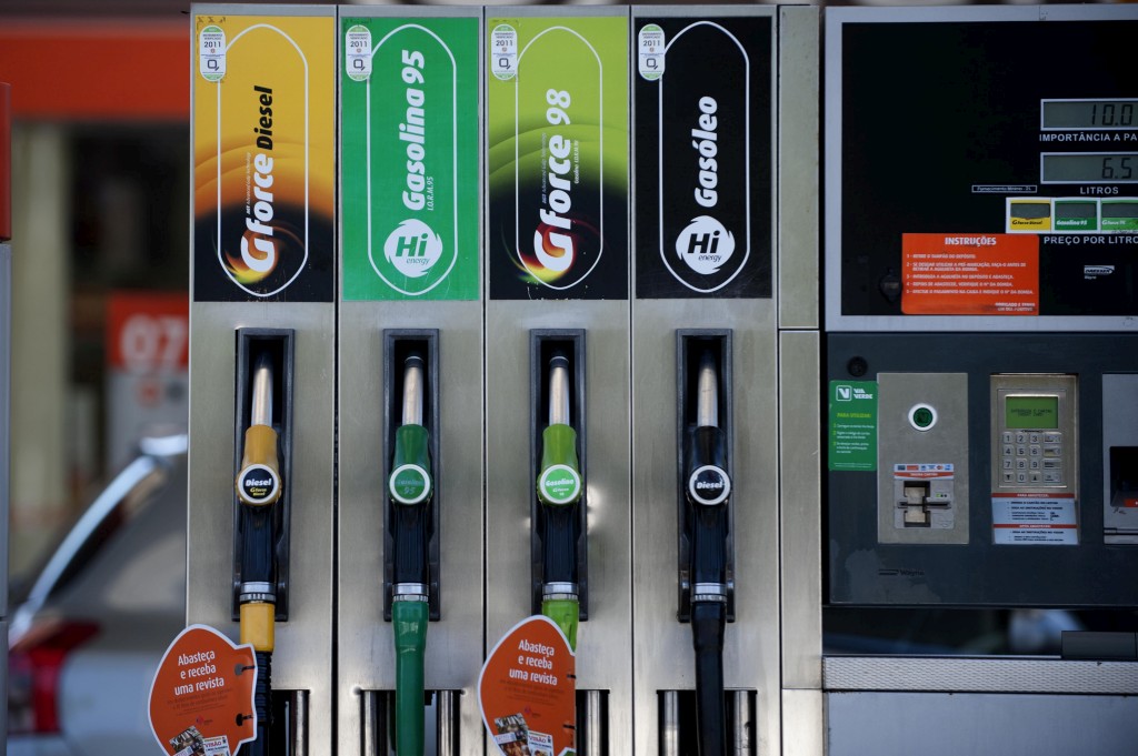 Preço do gasóleo e da gasolina desce dois cêntimos esta semana - PÚBLICO