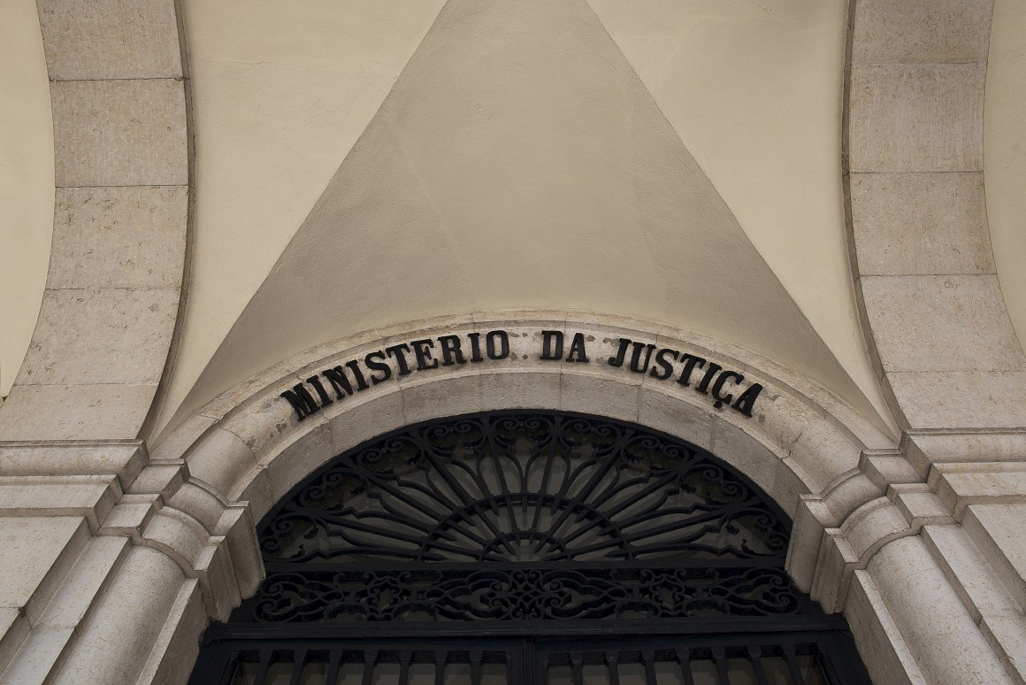 Presidente Do Instituto De Registos E Notariado Apenas Pediu Suspensão